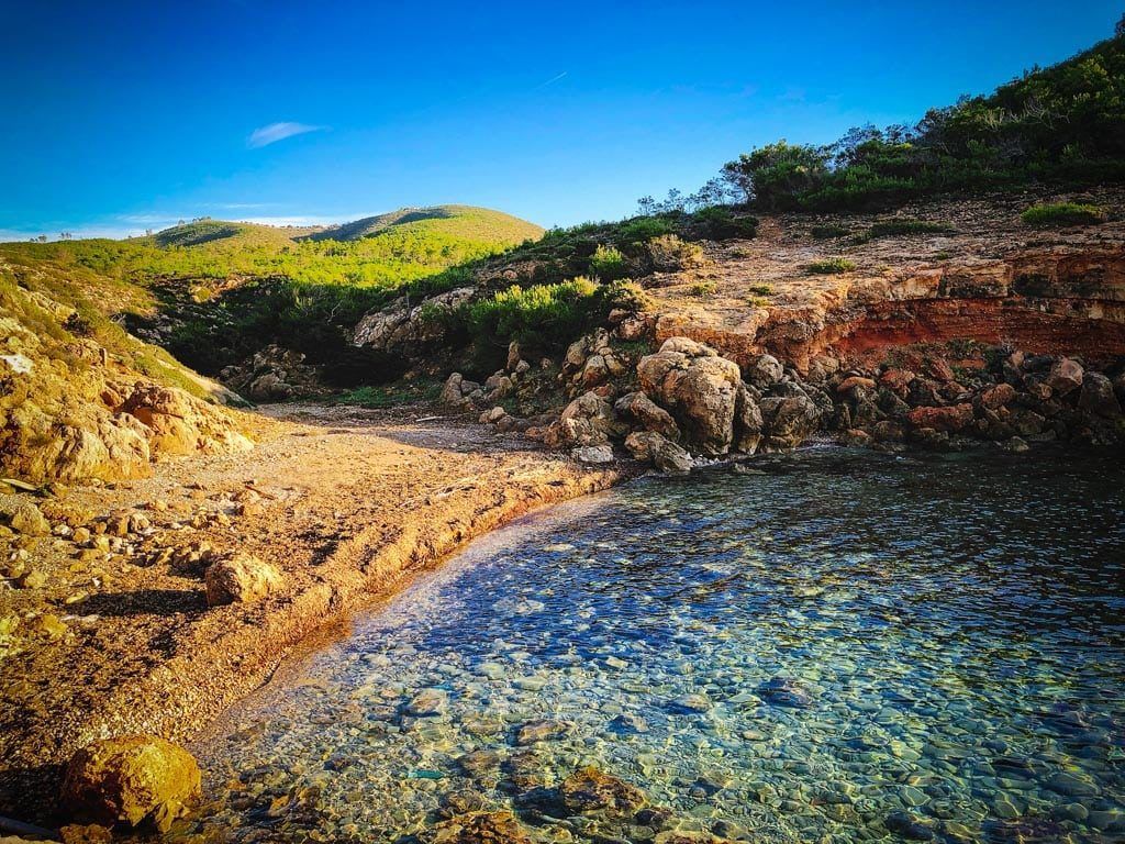 Es Caló de S'Illa (Moon beach) | Besos de Ibiza
